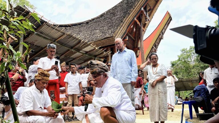 Prosesi Peradilan Adat Selesai, Komika Pandji Pragiwaksono Didenda 1 ...